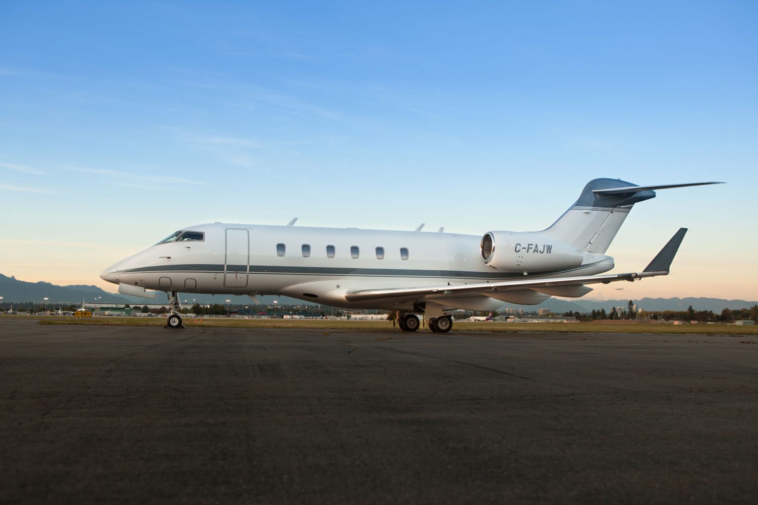 ** Sold ** 2013 Bombardier Challenger 300 - Aurora Jet Partners